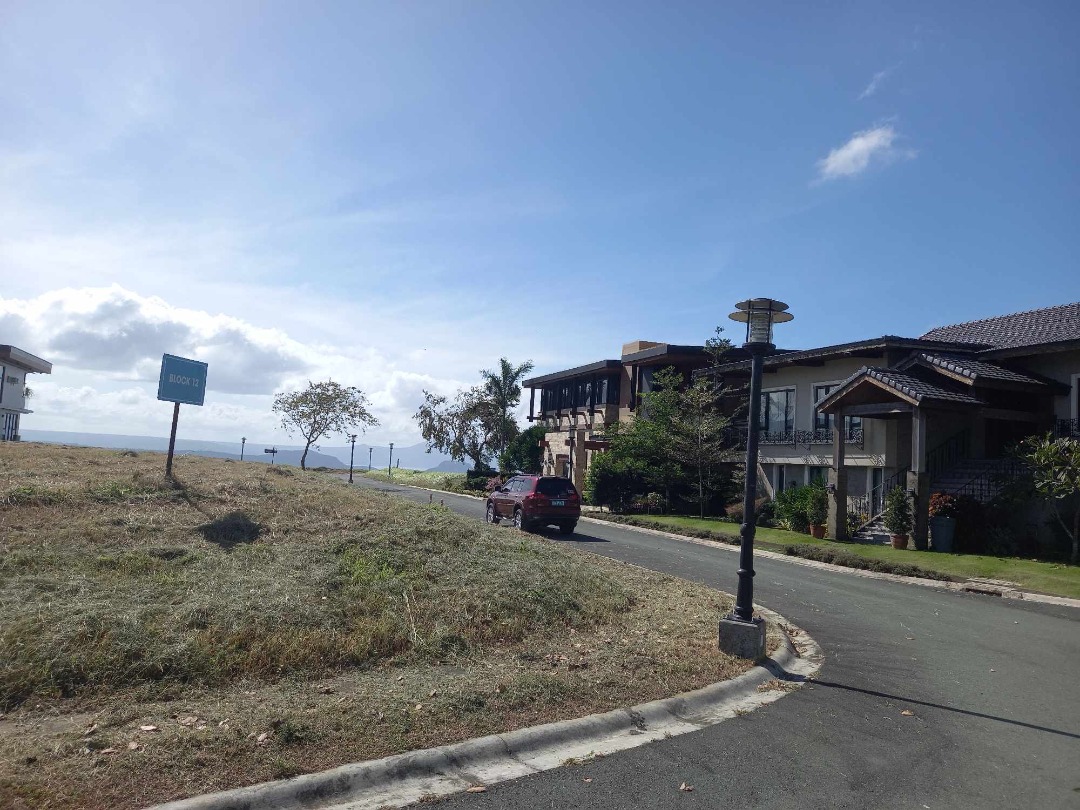 Residential Lot for Sale in Sycamore Heights, Tagaytay Highlands, overlooking Taal lake ...