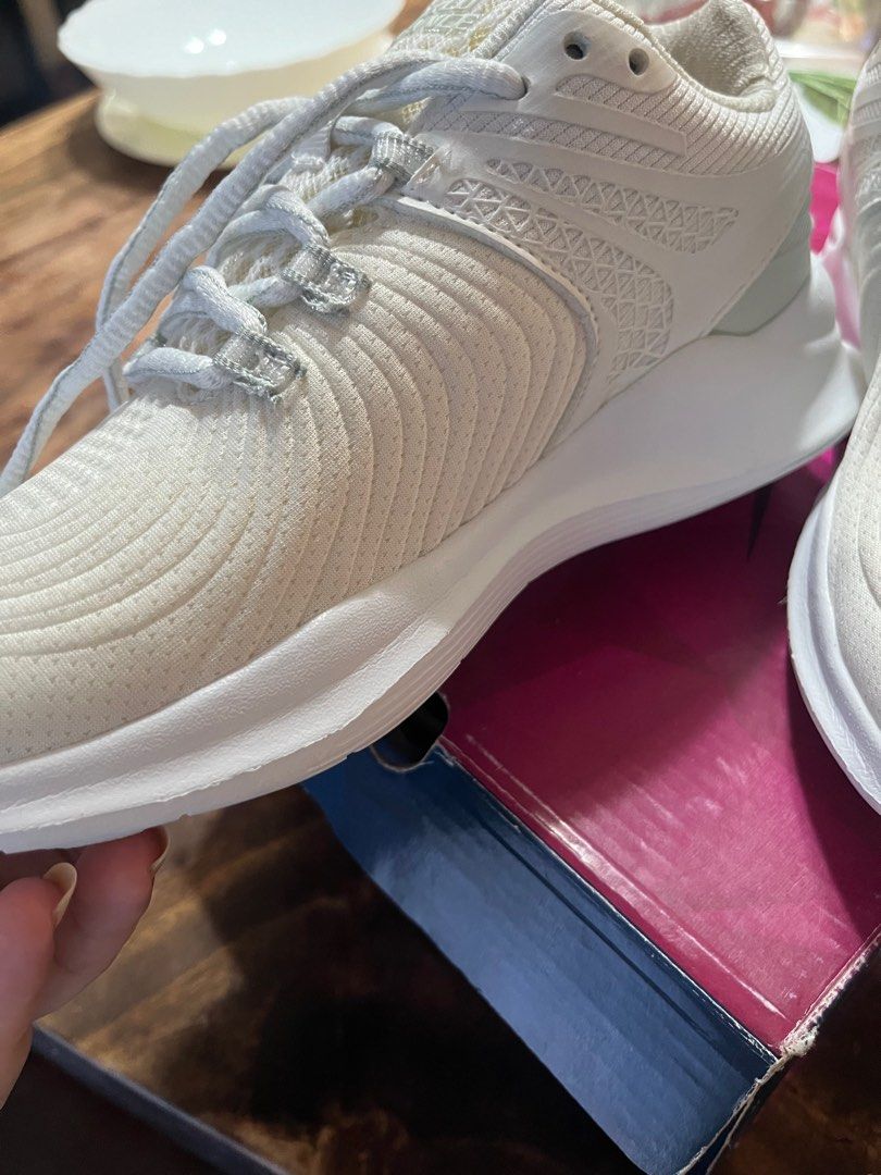 World Balance White shoes, Women's Fashion, Footwear, Sneakers on Carousell