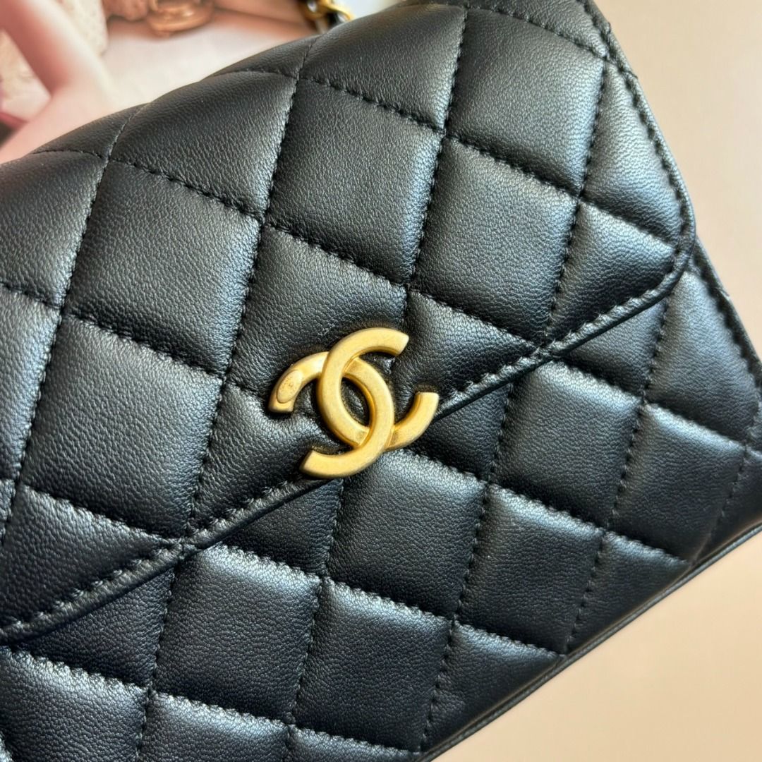 ::CHANEL:: AP2945 琺瑯圖形點綴提把手提 斜背二用包, 名牌精品, 精品包與皮夾在旋轉拍賣