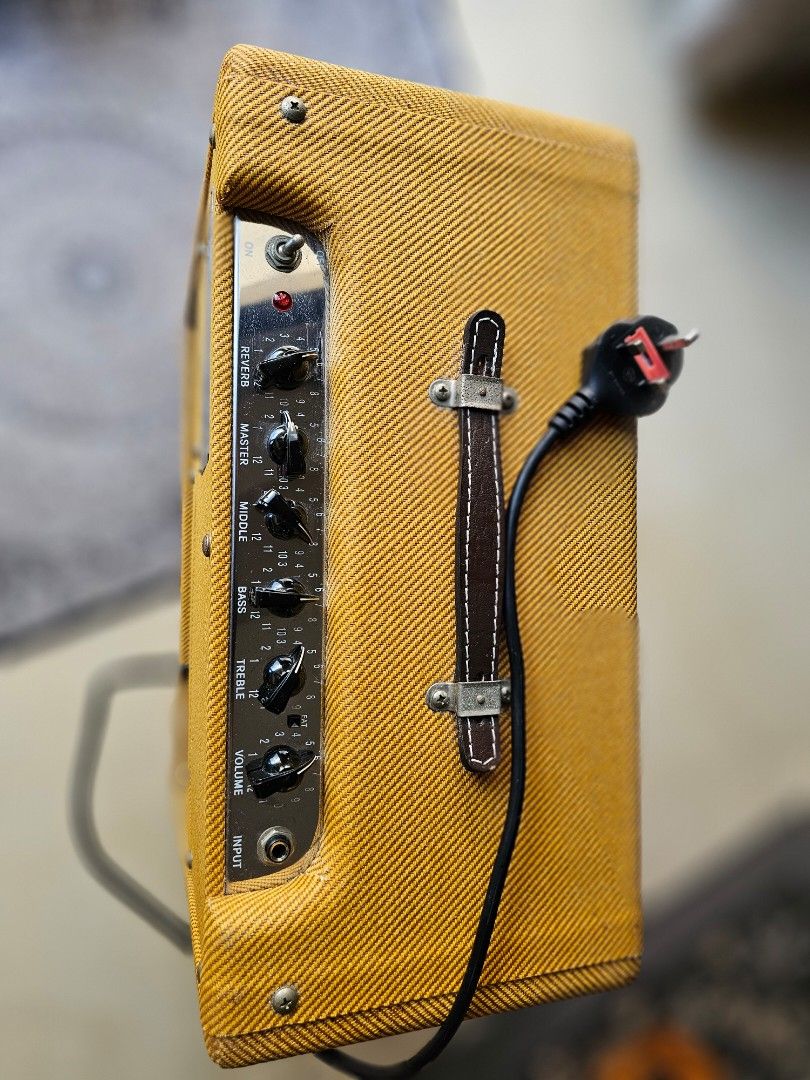 Fender Blues Junior Lacqured Tweed Tube Amp, Hobbies & Toys, Music ...