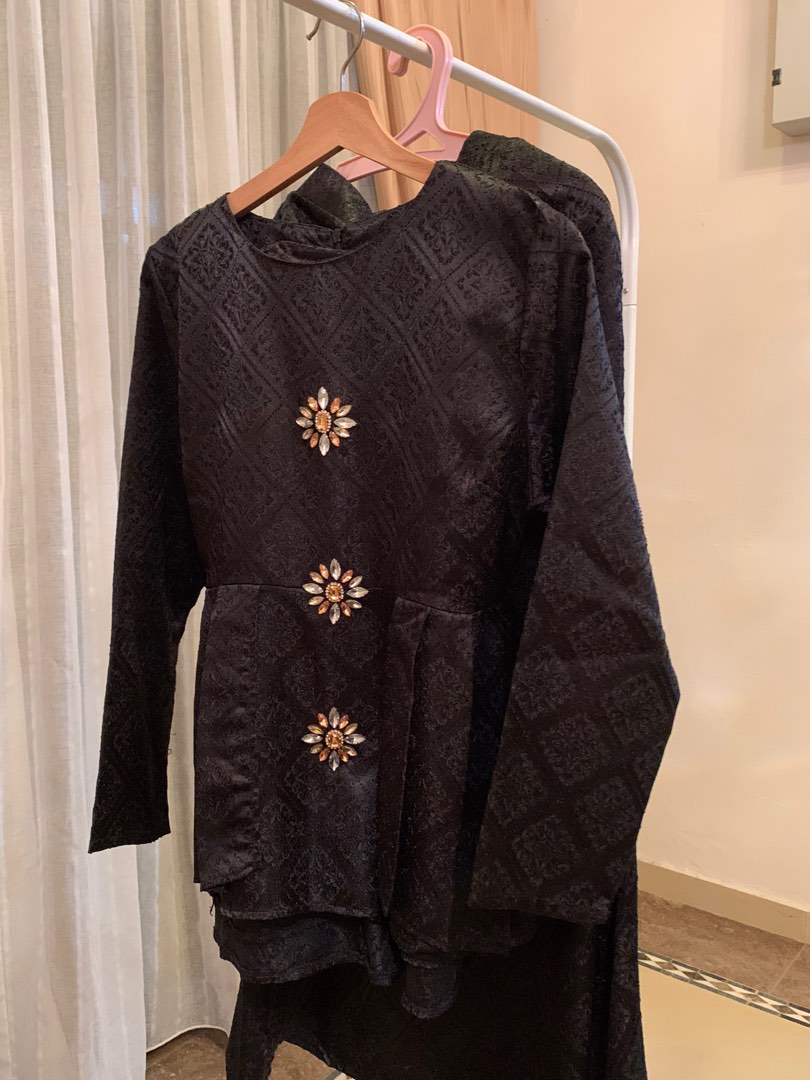 Royal Classic Songket Kurung, Women's Fashion, Muslimah Fashion, Baju ...