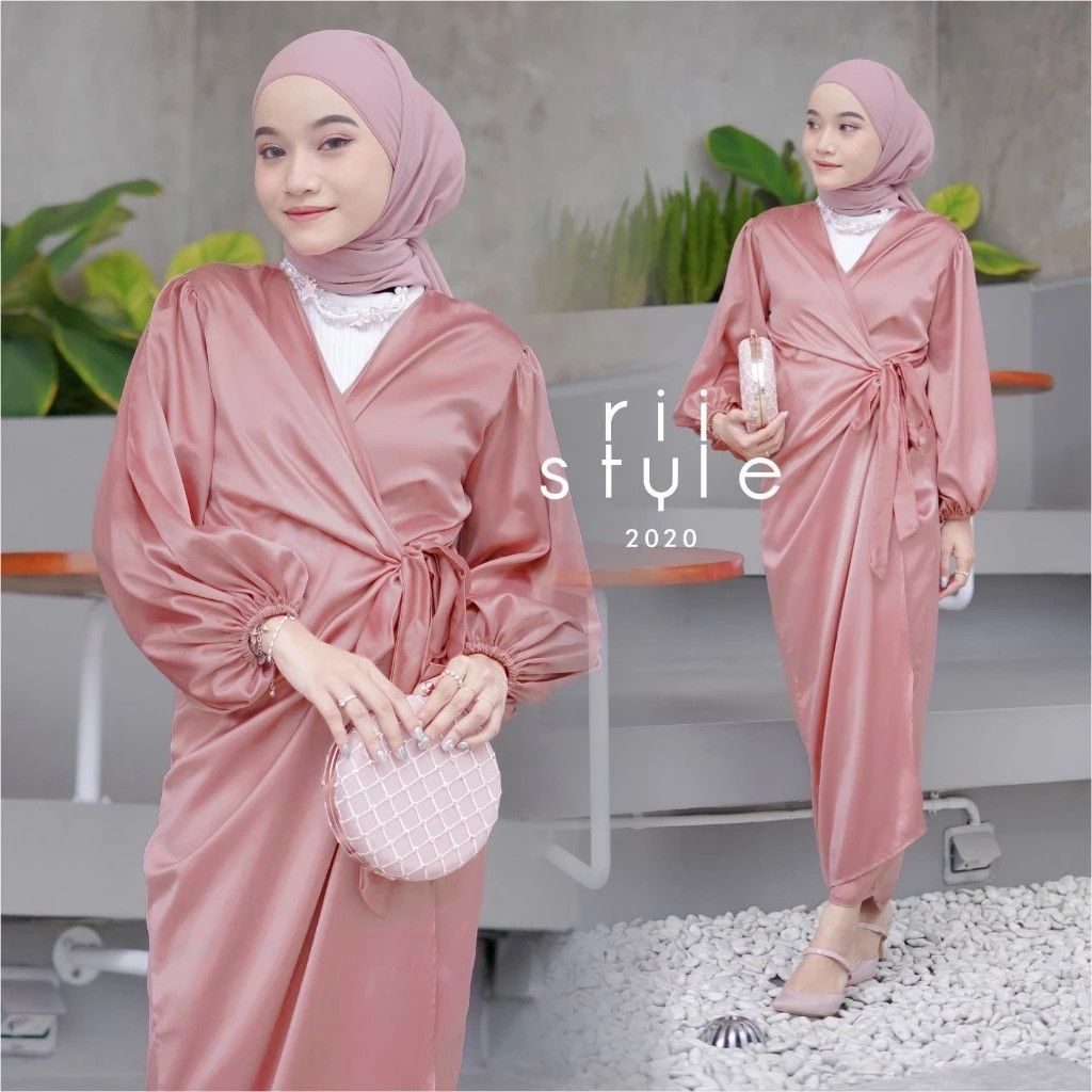 Satin Dress Raya 2024 (Exactly Macam Dalam Gambar), Women's Fashion ...