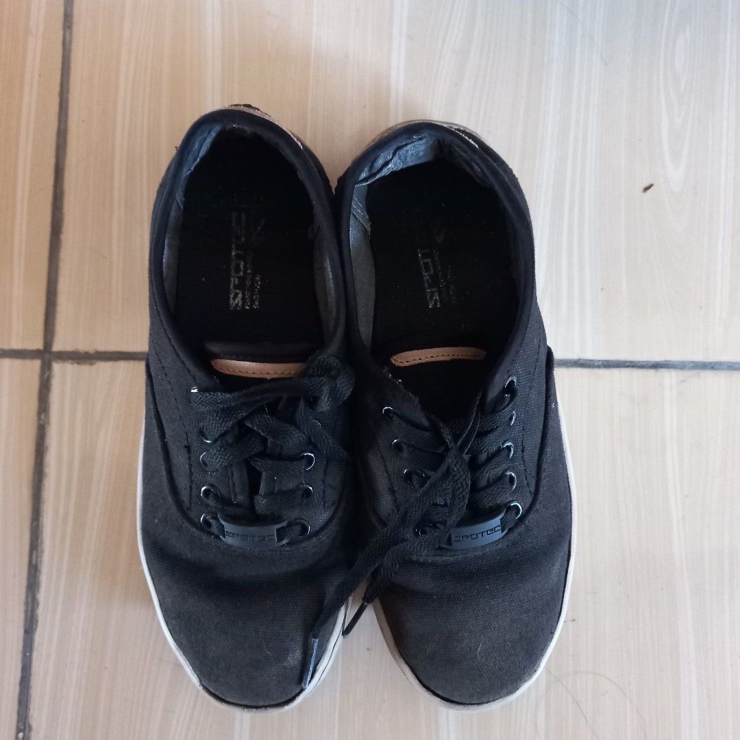 Sepatu spotec hitam perempuan, Fesyen Wanita, Sepatu di Carousell