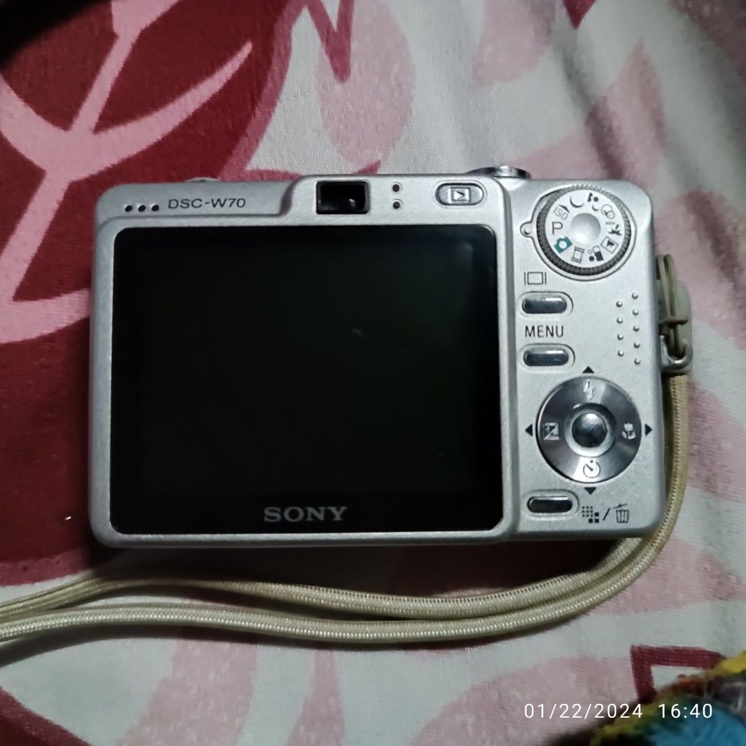 Sony Cybershot DSC-W70 digital camera, Photography, Cameras on Carousell