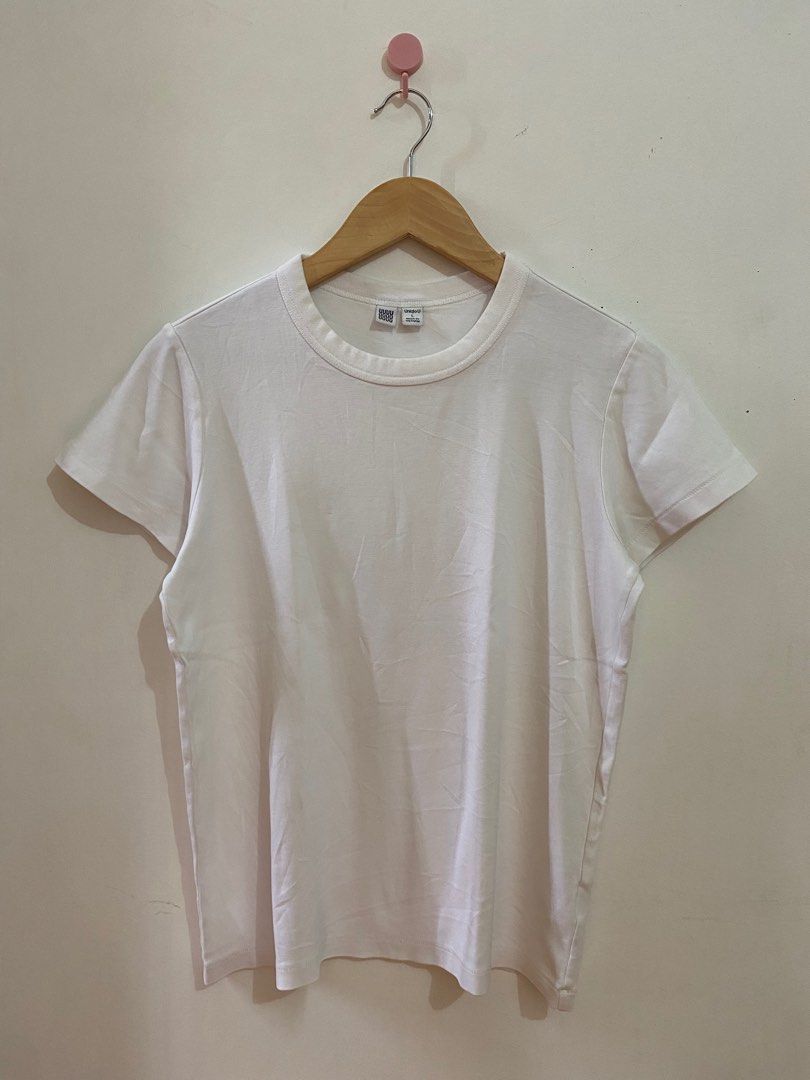 UNIQLO BASIC TEE, Women's Fashion, Tops, Shirts on Carousell