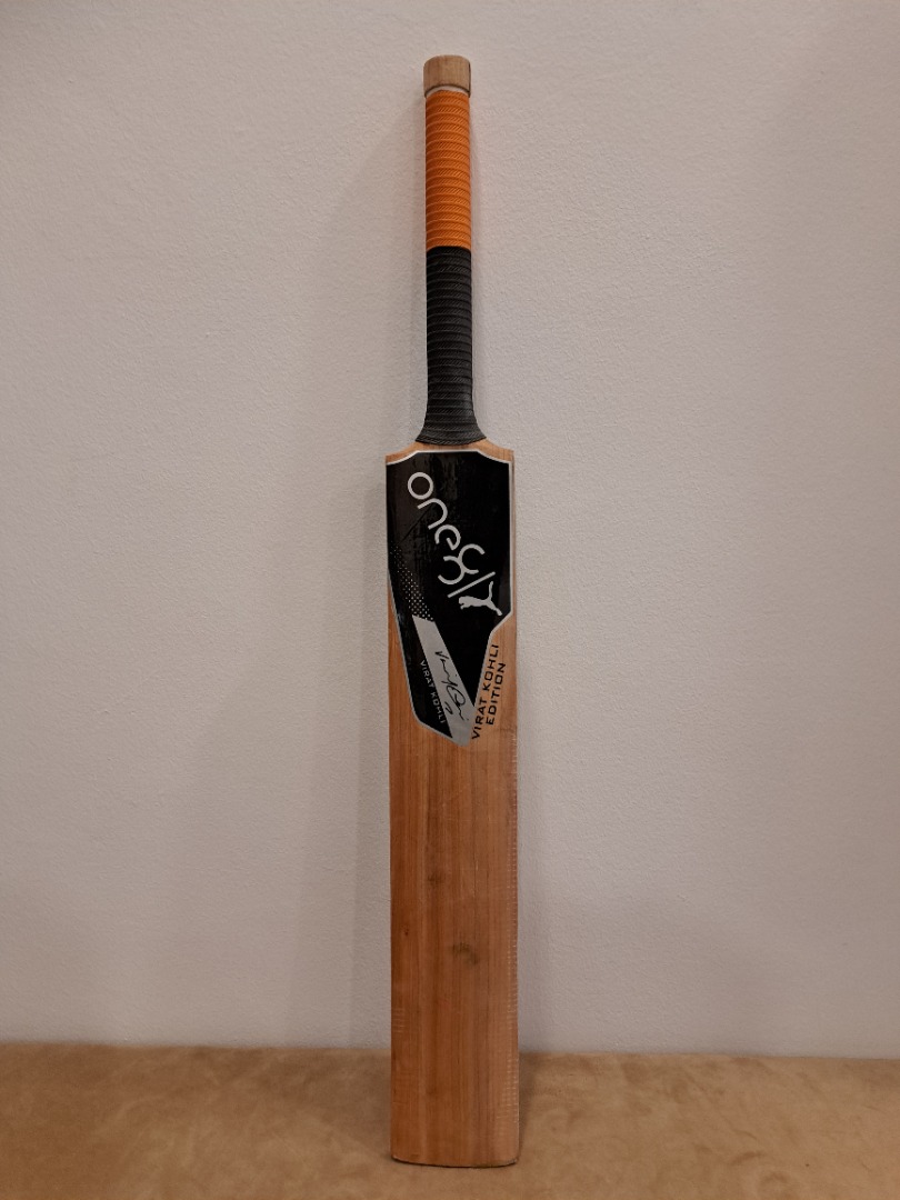 One8 Virat Kohli Signature Bat (English Willow), Sports Equipment ...