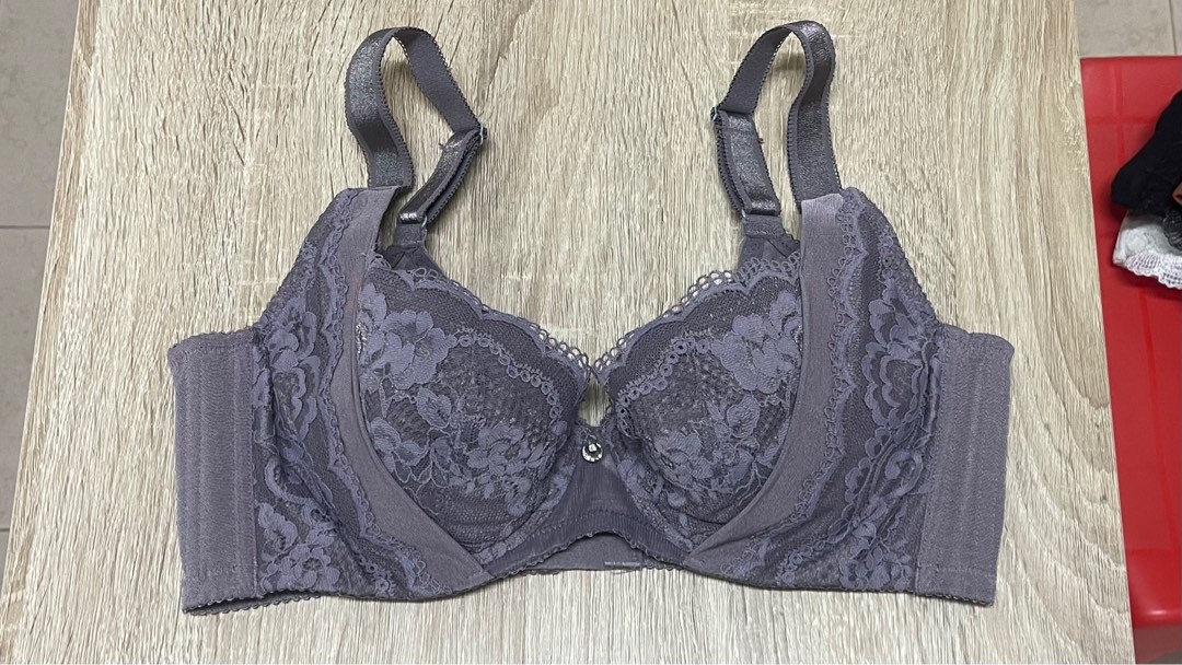 Wacoal C80 lace bra Purple, Women's Fashion, New Undergarments ...