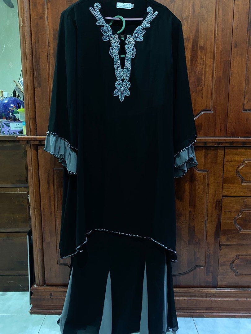 Baju kurung hitam raya, Women's Fashion, Dresses & Sets, Traditional ...