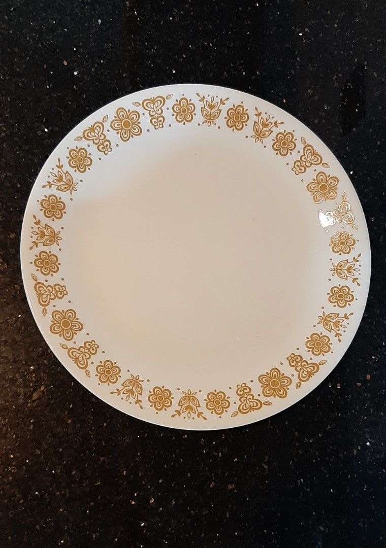 CORELLE DINNER PLATES, Furniture & Home Living, Kitchenware & Tableware ...