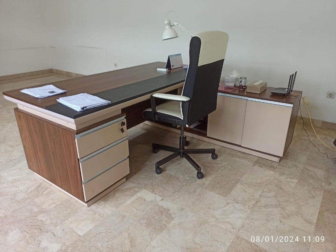 Meja Kerja Direktur Meja kerja INFORMA, Perabotan Rumah di Carousell