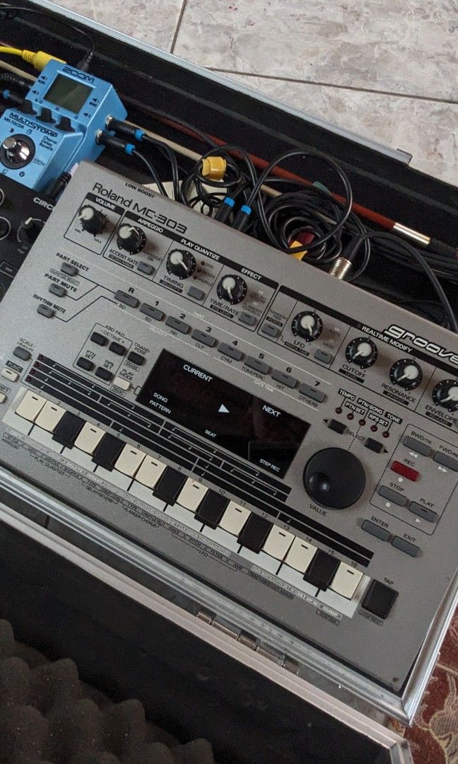 ROLAND Groovebox Synthesizer mc303, Musik & Media, Alat di Carousell