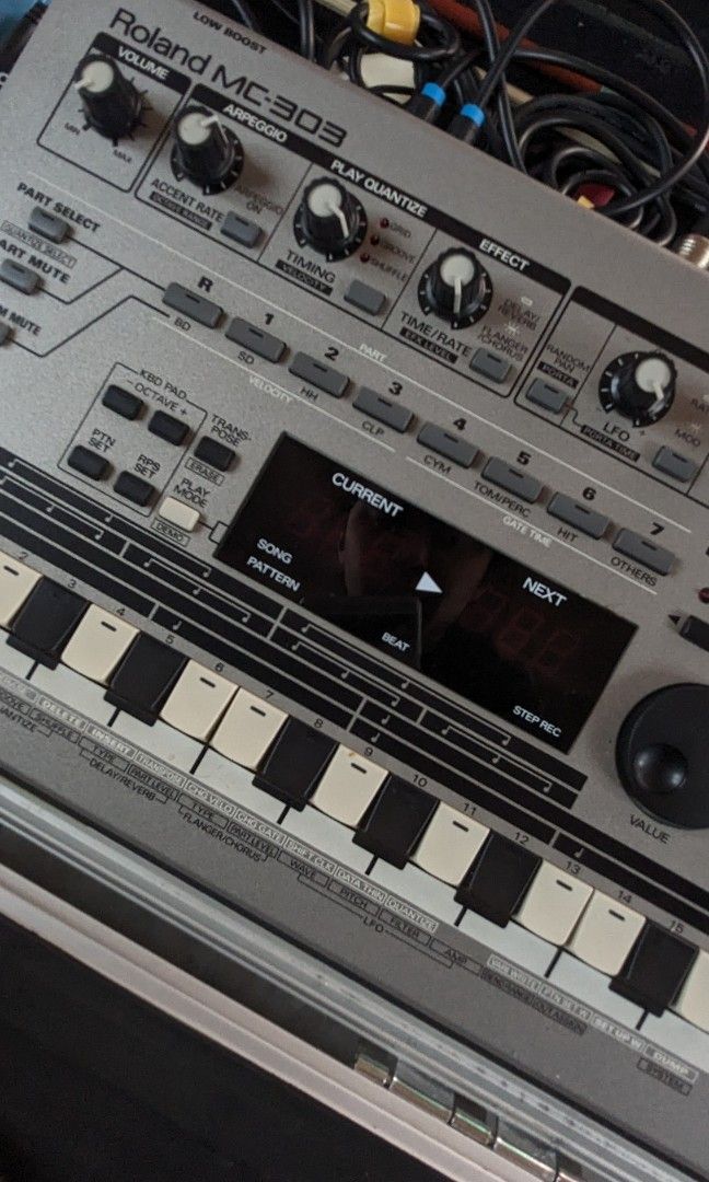 ROLAND Groovebox Synthesizer mc303, Musik & Media, Alat di Carousell