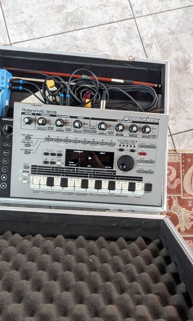 ROLAND Groovebox Synthesizer mc303, Musik & Media, Alat di Carousell