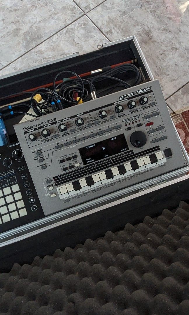 ROLAND Groovebox Synthesizer mc303, Musik & Media, Alat di Carousell