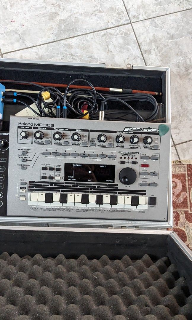 ROLAND Groovebox Synthesizer mc303, Musik & Media, Alat di Carousell