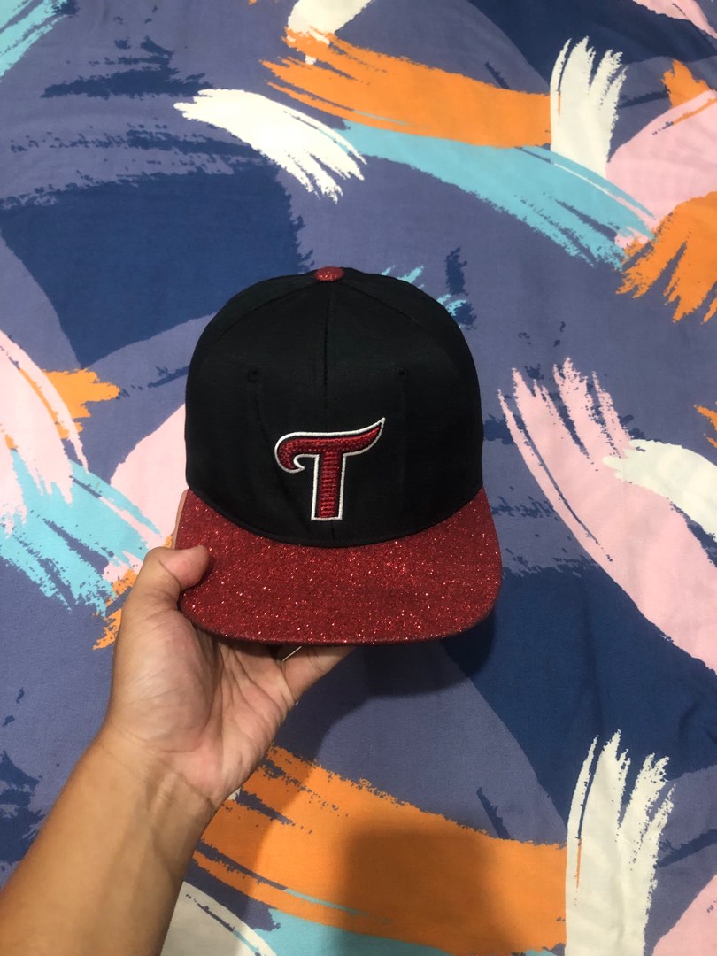 Topi snapback font T keien, Fesyen Pria, Aksesoris, Topi di Carousell