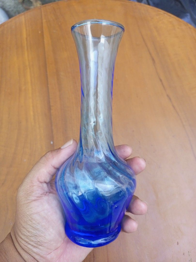 Vas bunga kaca Jadul, Antik, Pajangan di Carousell