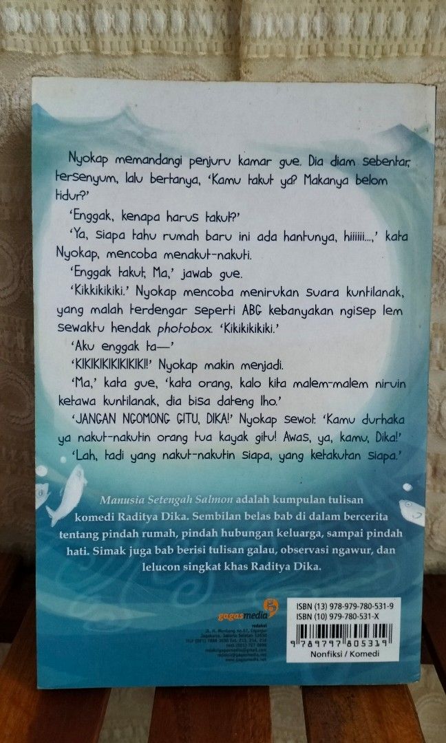 Buku Raditya Dika Manusia Setengah Salmon, Buku & Alat Tulis, Buku di Carousell