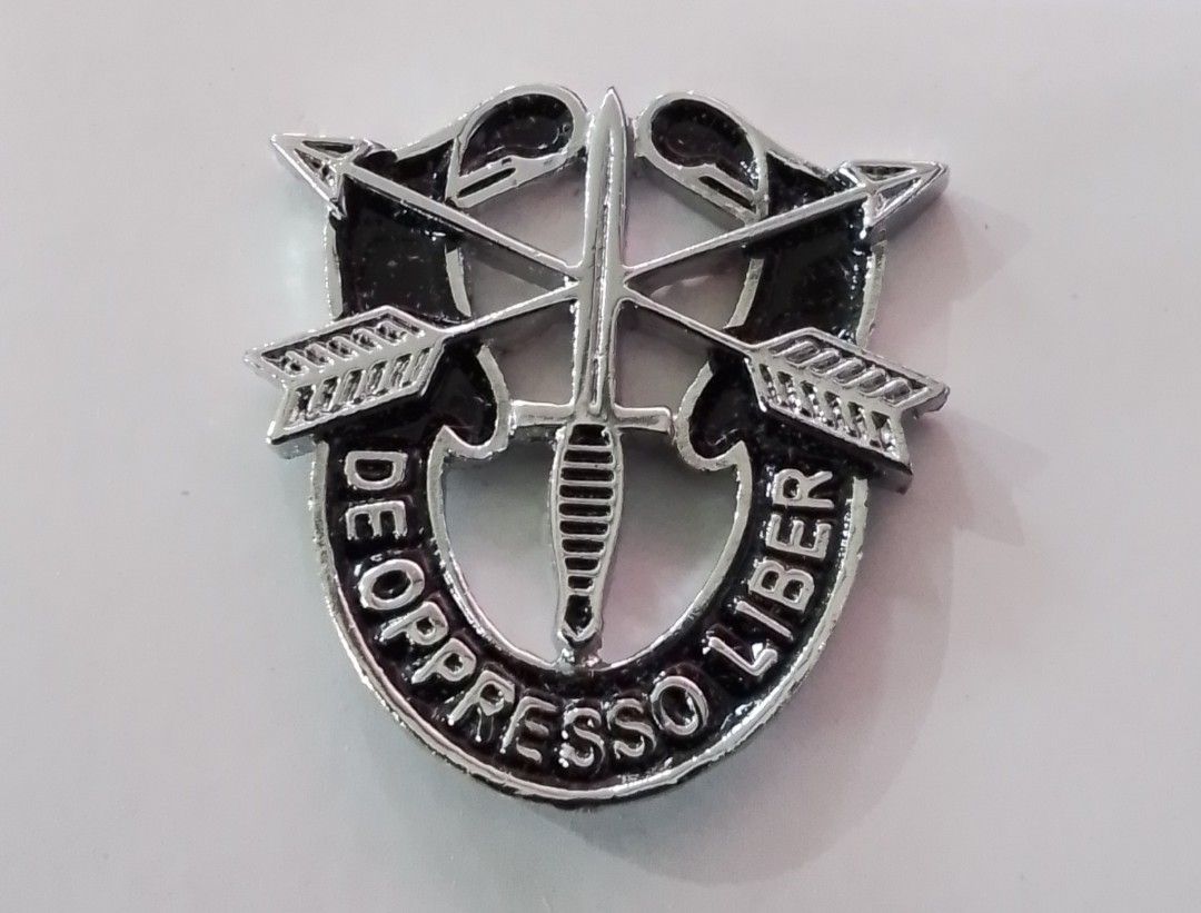DEOPPRESSO LIBER comando pin, Hobbies & Toys, Collectibles ...