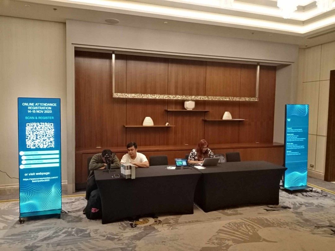 LED wall Digital poster for rent sale Android TV 55-inch kiosk standee ...