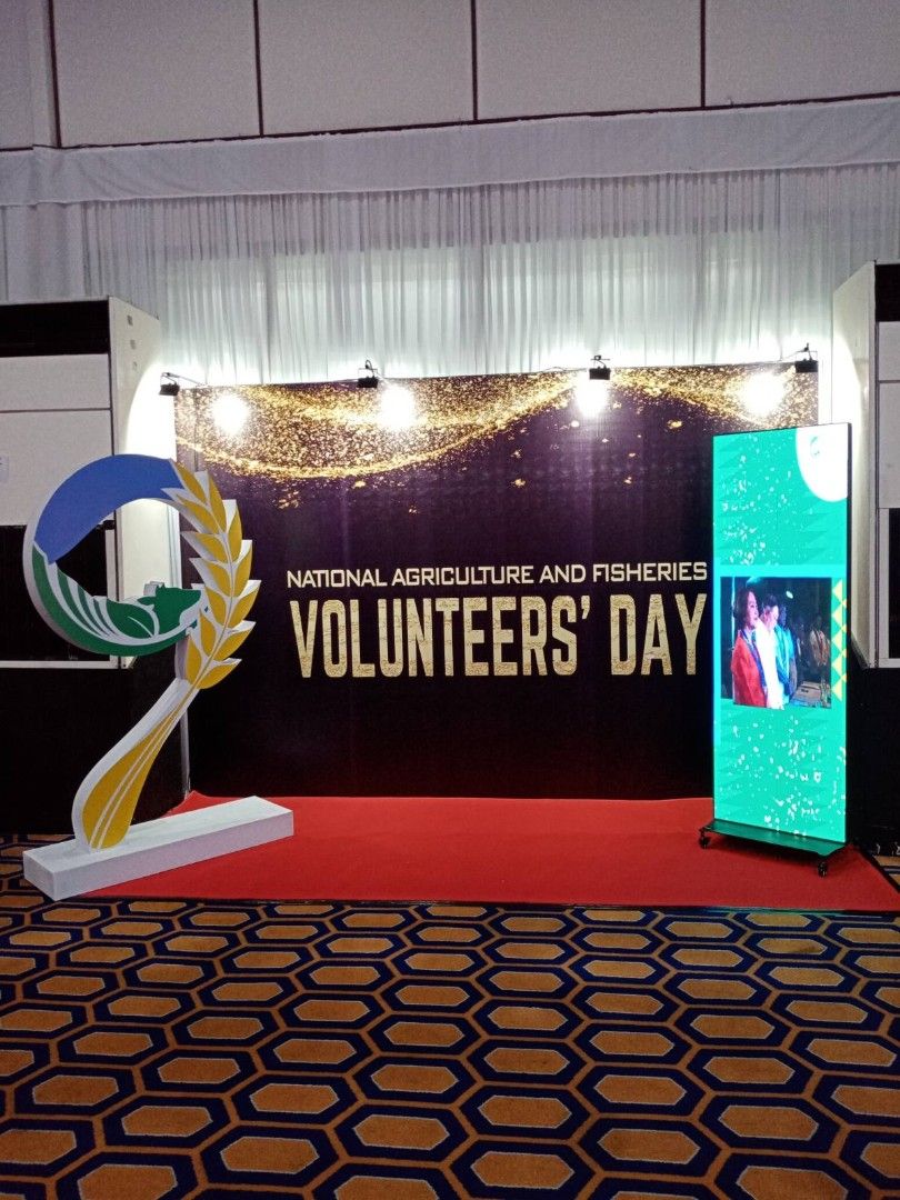 LED wall Digital poster for rent sale Android TV 55-inch kiosk standee ...