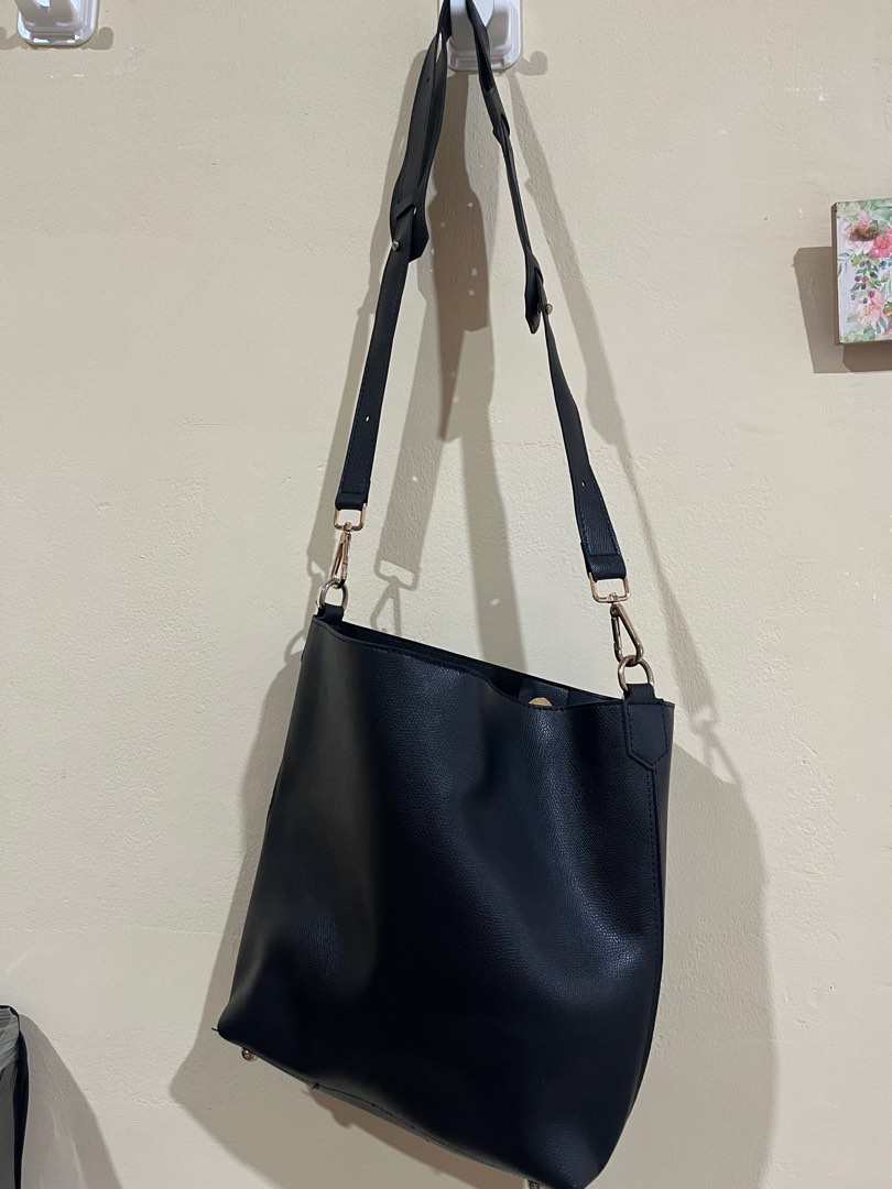 Tas hitam miniso, Fesyen Wanita, Tas & Dompet di Carousell