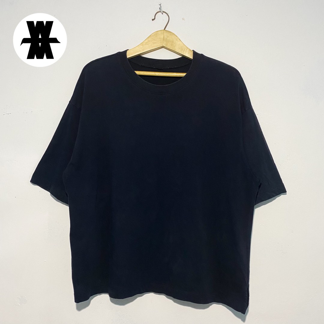 Uniqlo Oversize T' Hitam, Fesyen Pria, Pakaian , Atasan di Carousell