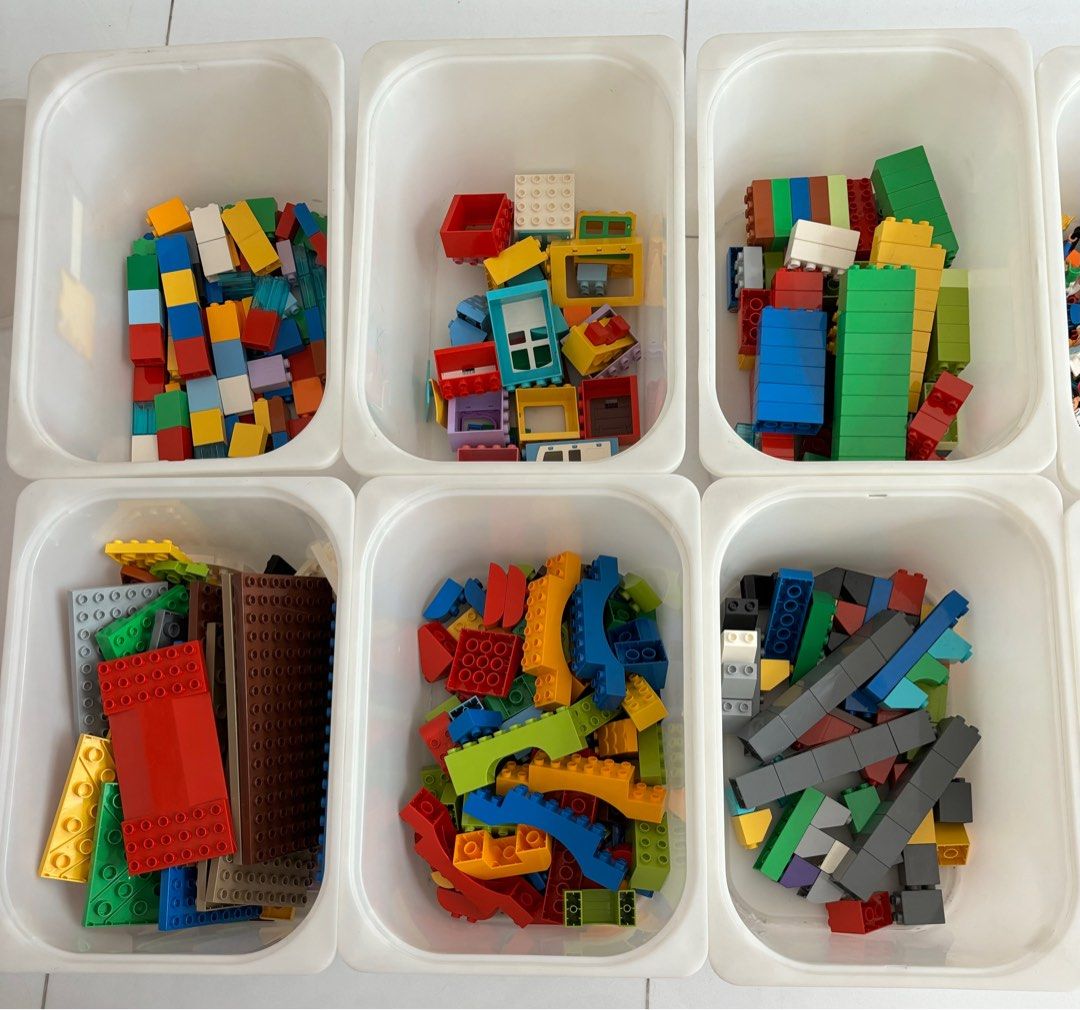 Assorted Duplo Lego pieces (characters, vehicles, Disney collection etc ...
