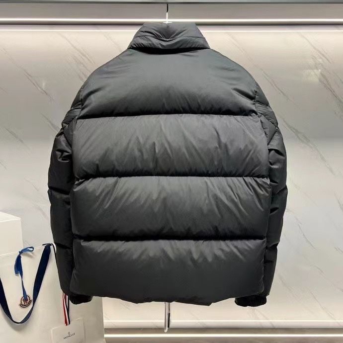 Authentic moncler Besbre Men's Short Business Loose Light Goose Down ...