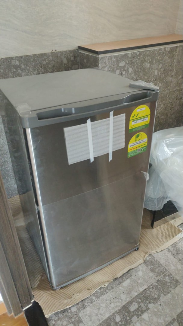 ELECTROLUX EUM0900SA MINI BAR FRIDGE (85L), TV & Home Appliances ...