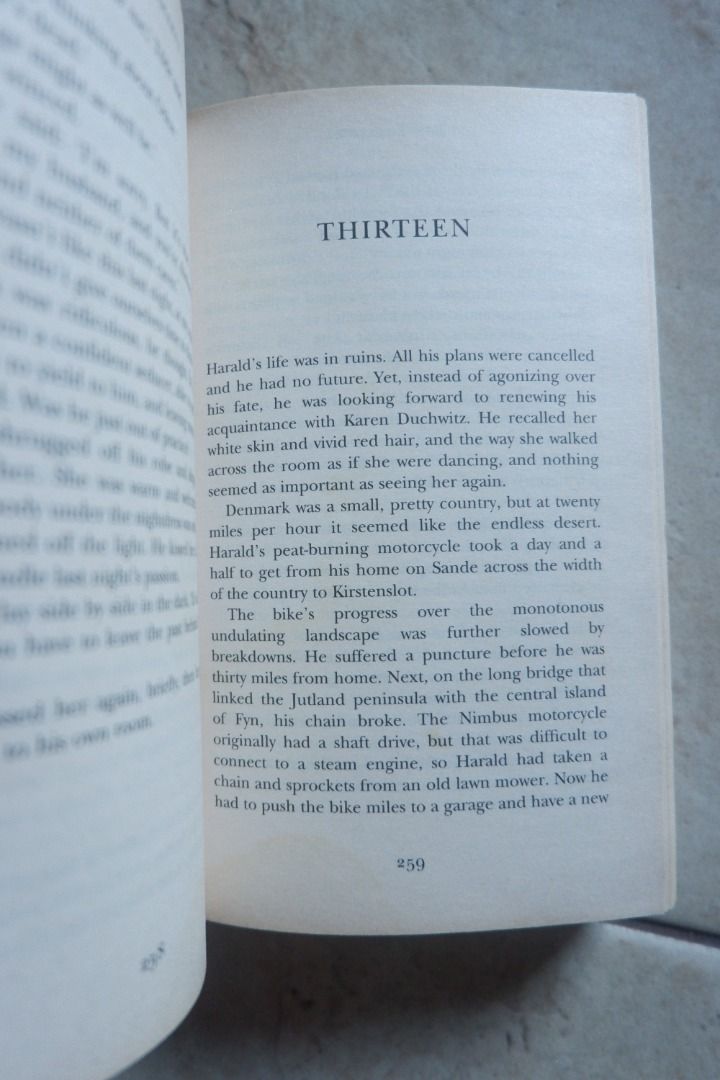 Hornet Flight & Paper Money by Ken Follett [2 Books in 1], Hobbies ...