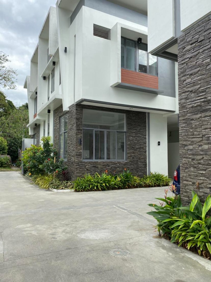 2 - Storey High End Townhouse near EDSA Munoz LRT 13.1M, Property, For ...