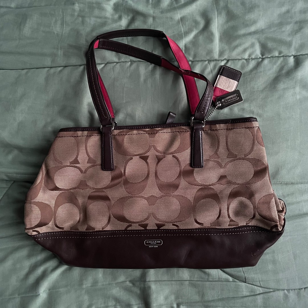 Coach Vintage Classic Shoulder Beg, Luxury, Bags & Wallets on Carousell