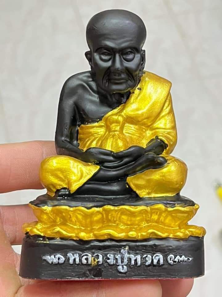 Thai Amulet LP thuad bucha 2558 free 1 LP thuad, Hobbies & Toys ...