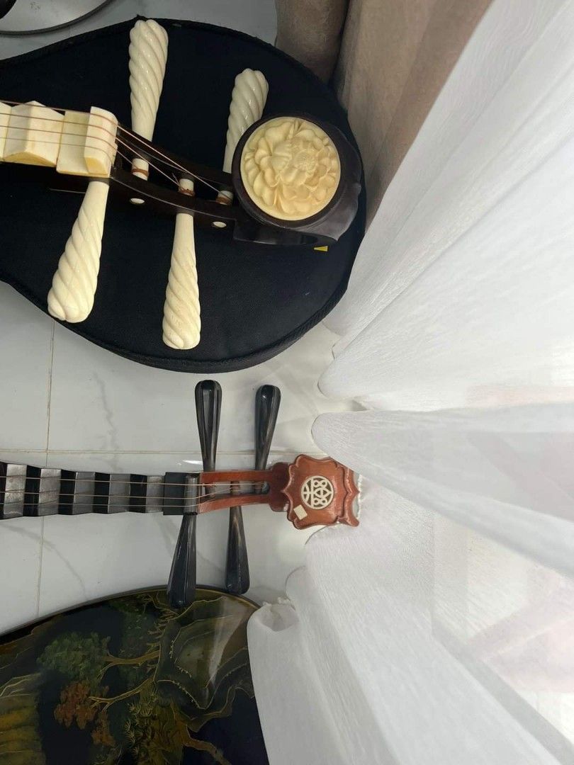 Alat musik tradisional china Pipa, Musik & Media, Alat di Carousell