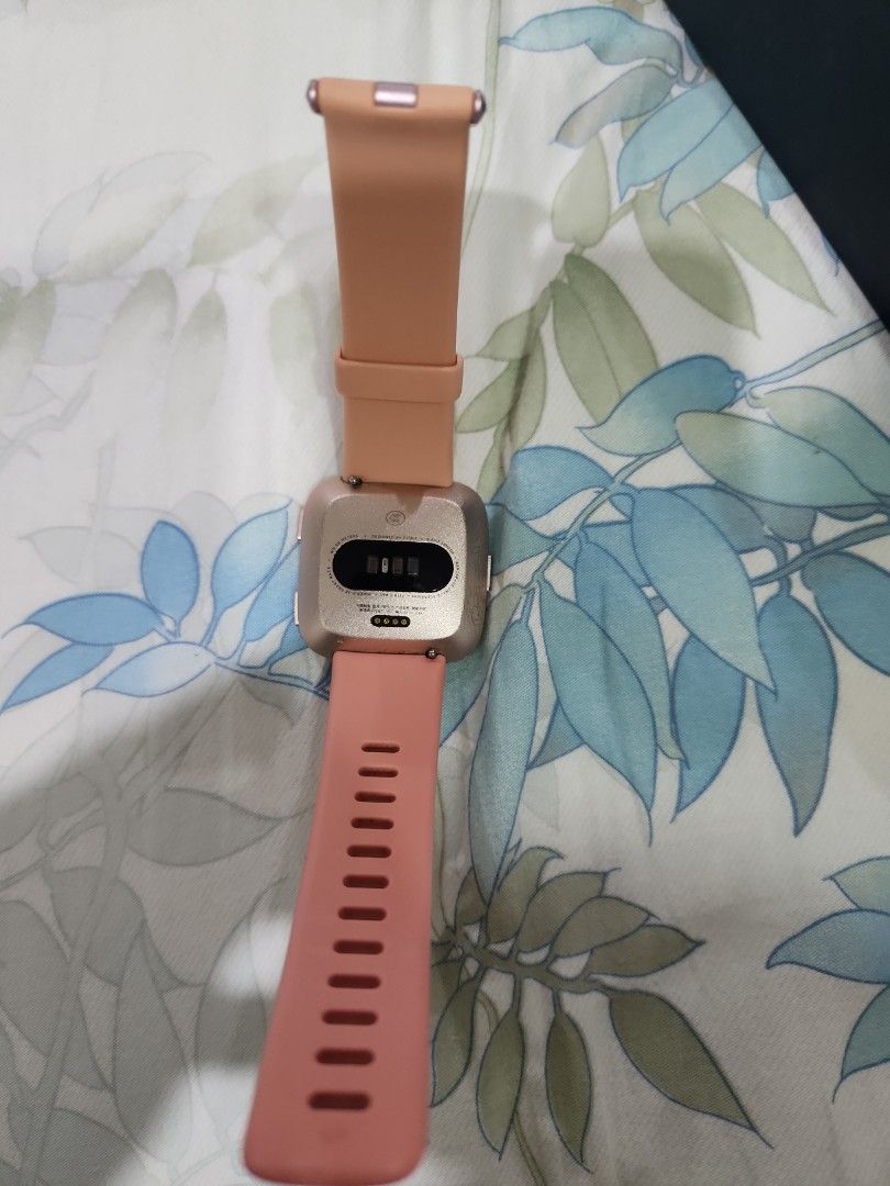 Fitbit Versa 1 like New, Mobile Phones & Gadgets, Wearables & Smart ...