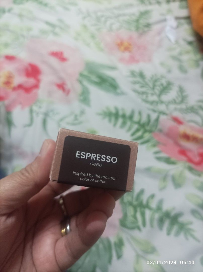 Uniqlo 500 gc + Detail Cosmetics makebrowpalette, Beauty & Personal ...