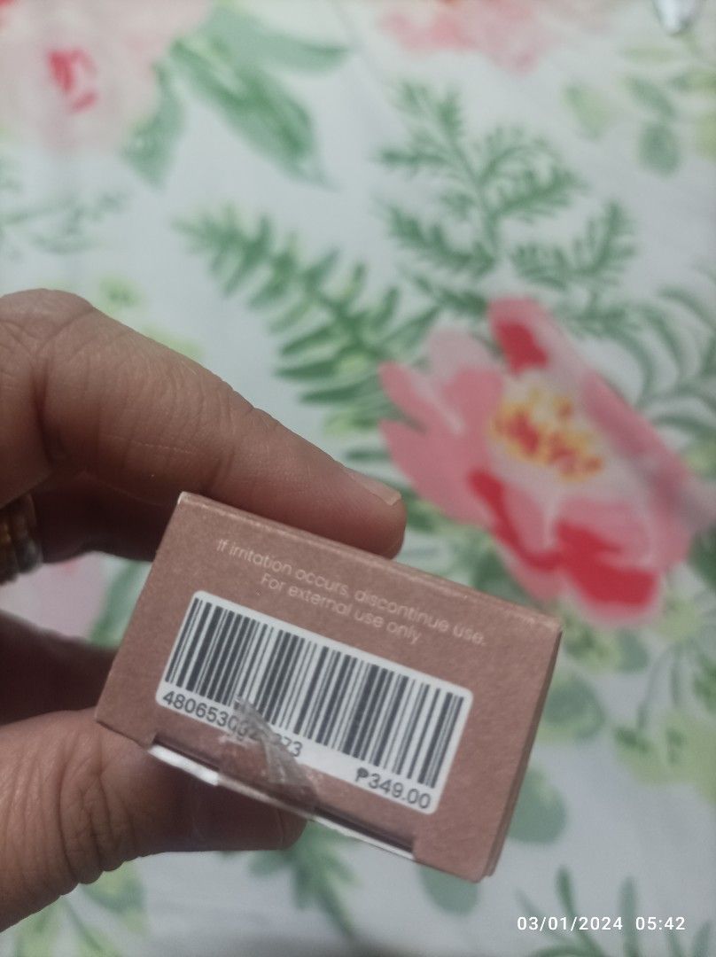 Uniqlo 500 gc + Detail Cosmetics makebrowpalette, Beauty & Personal ...