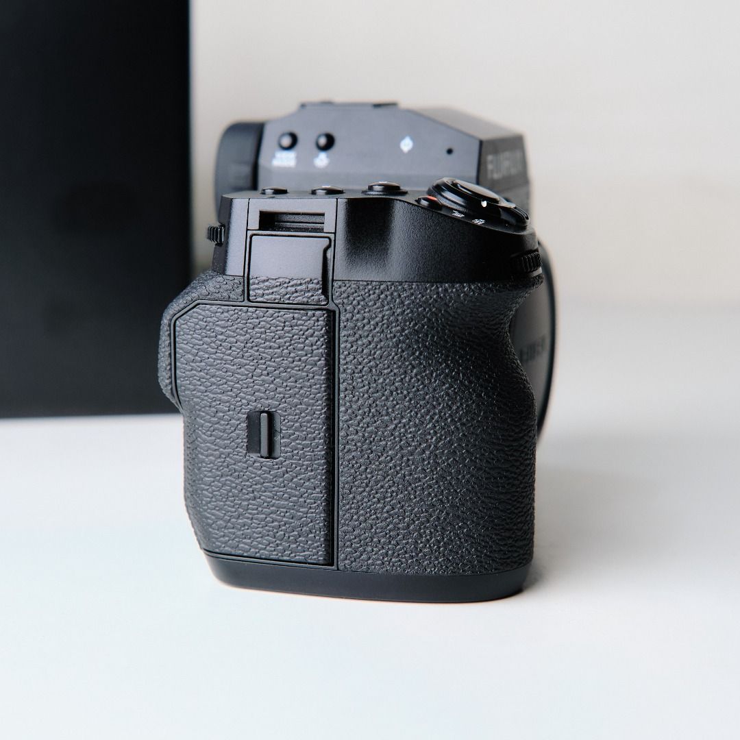 Fujifilm X-H2s body (good as new) relatively very fast and accurate ...