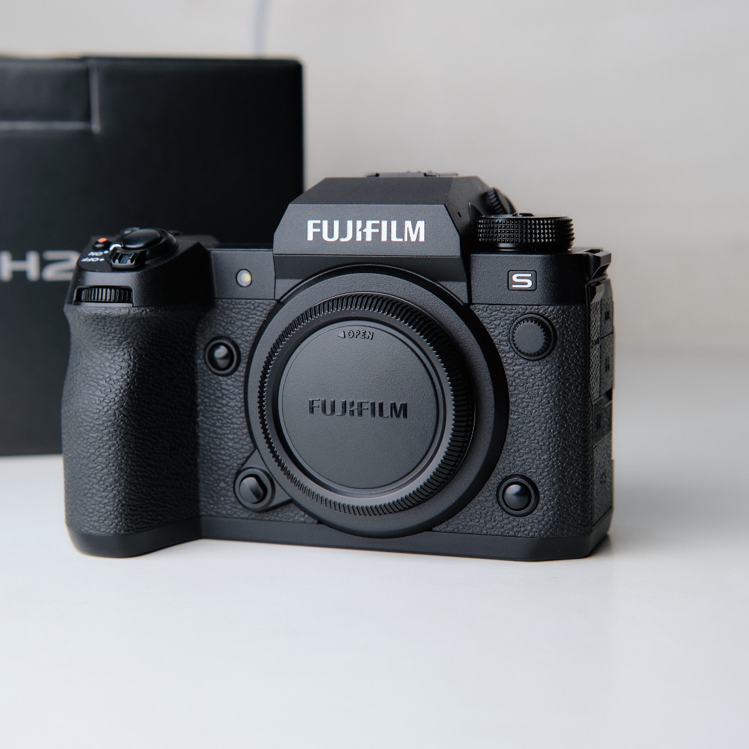 Fujifilm X-H2s body (good as new) relatively very fast and accurate ...