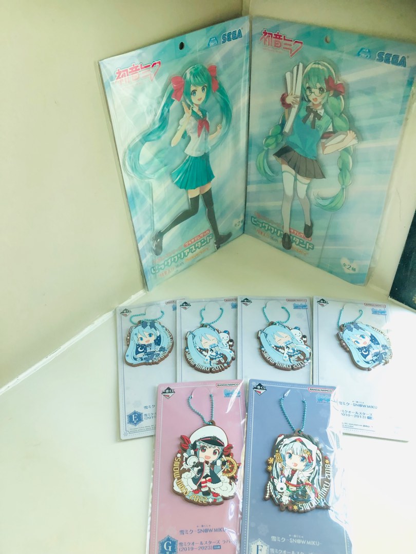 Hatsune Miku 2* Big Clear Standee + 6*Snow Miku Rubber Charm, Hobbies ...