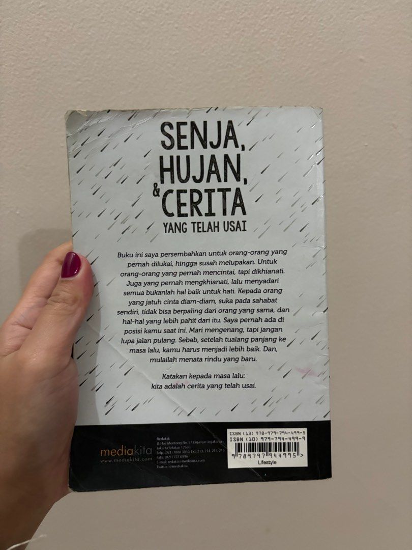 Senja, Hujan & Cerita yang Telah Usai - Boy Chandra, Buku & Alat Tulis ...