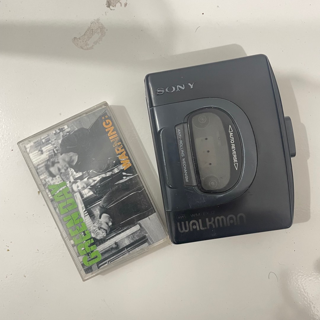 Sony Walkman with kaset Green Day Warning, Musik & Media, Aksesoris di ...