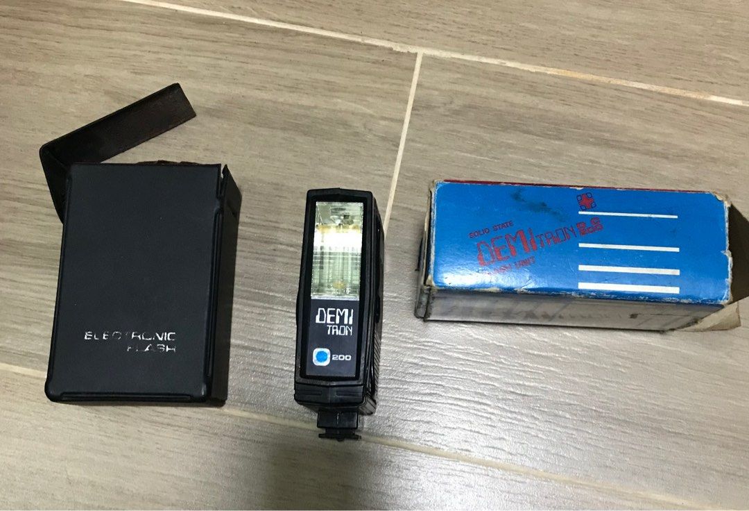 陳年收藏 相機閃光燈 DC200 Demitron （皇盒）, 攝影器材, 攝影配件, 閃光燈 - Carousell