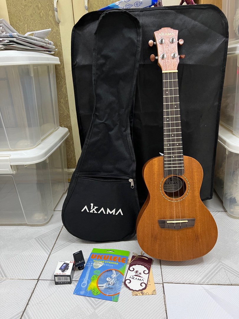*二手新淨 台灣品牌非洲桃花芯 Akama Ukulele AC-100 連調音器、pick、繩、袋, 興趣及遊戲, 音樂、樂器 & 配件 ...