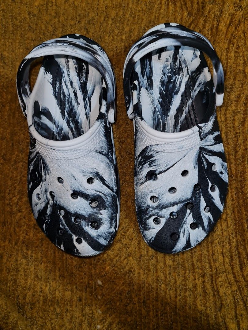 CROCS MARBLE, Women's Fashion, Footwear, Slippers and slides on Carousell