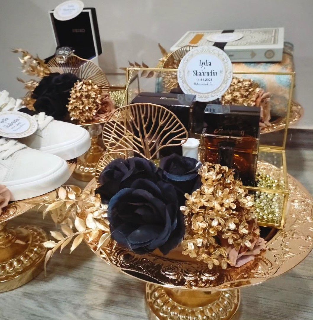 Dulang Gubahan Hantaran - Gold Stand Tray, Hobbies & Toys, Stationery ...