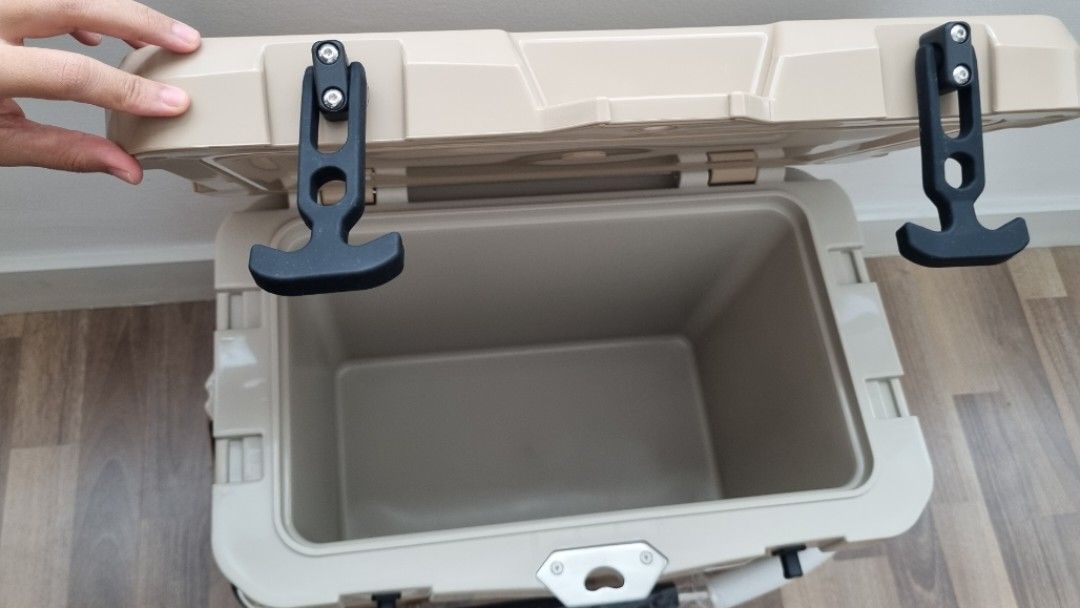 (NEW) Mobi Garden Cooler Box 25L Khaki Color, Sports Equipment, Hiking ...