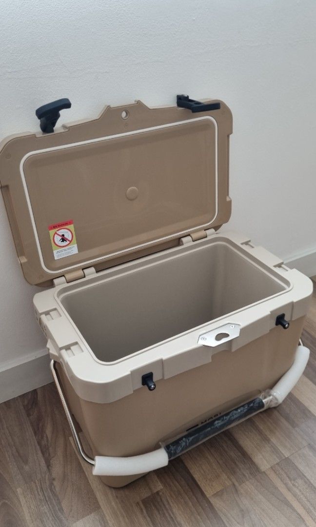 (NEW) Mobi Garden Cooler Box 25L Khaki Color, Sports Equipment, Hiking ...
