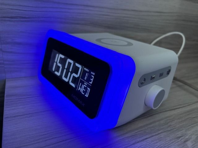 MOMAX Digital Clock with Wireless Charger, 傢俬＆家居, 家居裝飾, 時鐘 - Carousell